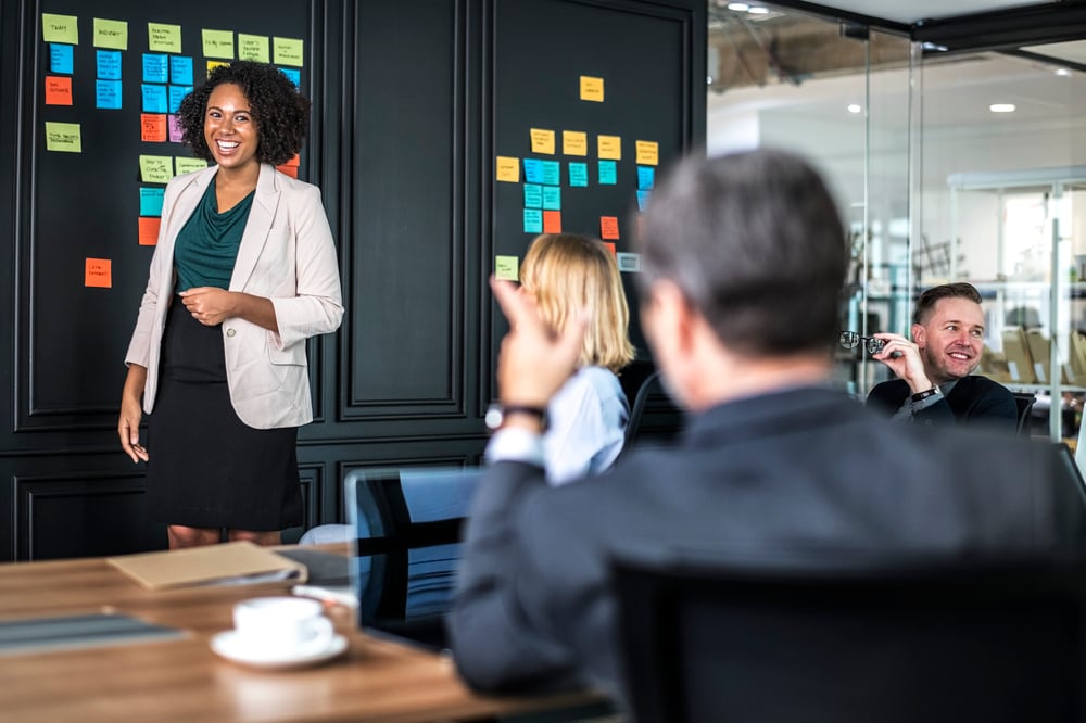 The Difference Between Internal and External Communication (+Examples)